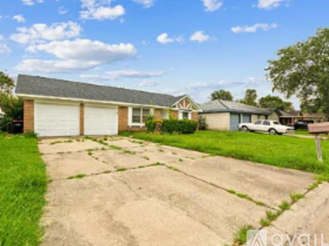 3 BR, 2 BA Apartment 700 Meadowglen Drive, Baytown, TX 77521
