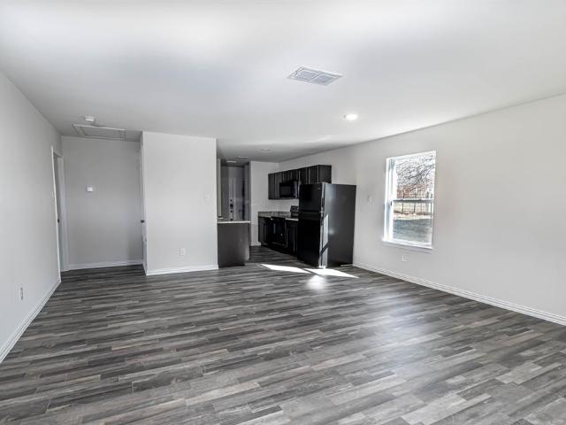 3 BR, 2 BA Apartment 701 E Hanna St, Denison, TX 75021