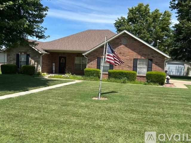 3 BR, 2 BA Apartment 707 East 9th Street, Grove, OK 74344