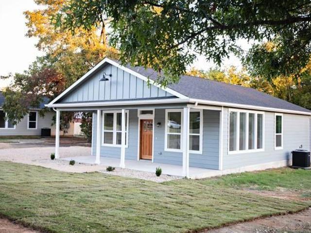 3 BR, 2 BA Apartment 704 Walnut St, Honey Grove, TX 75446