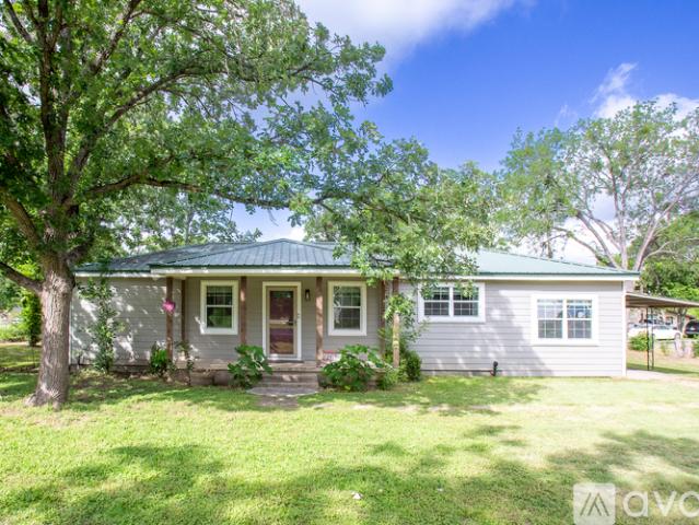 3 BR, 2 BA Apartment 705 West 3rd Street, Kyle, TX 78640