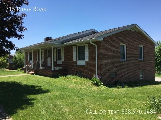 3 BR, 2 BA Apartment 715 Ridge Road, Hendersonville, NC 28792