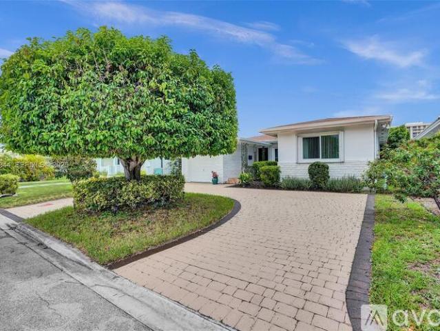 3 BR, 2 BA Apartment 8851 Byron Ave, Surfside, FL 33154