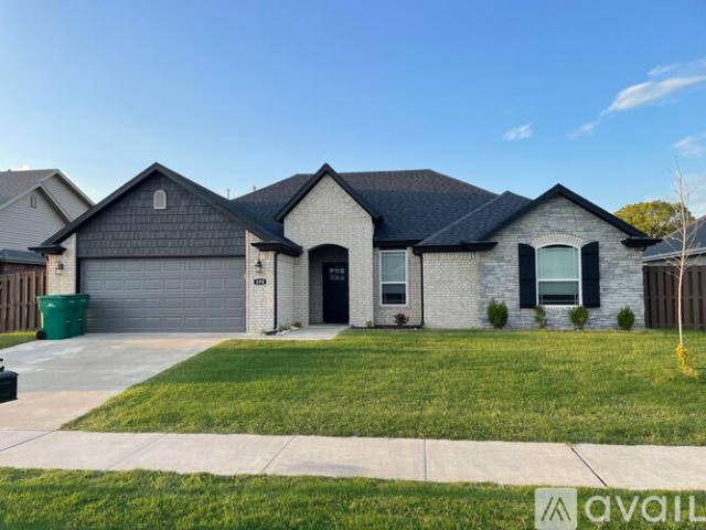 3 BR, 2 BA Apartment 890 Lakeview Drive, Centerton, AR 72719