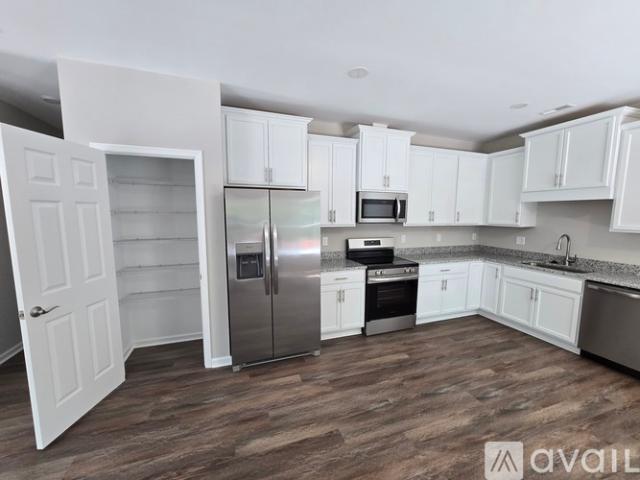 3 BR, 2 BA Apartment 814 A Jackson Drive, Williamsburg, VA 23185