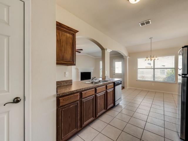 3 BR, 2 BA Apartment 819 Hibiscus Trail Unit 1 808 4P, Waxahachie, TX 75165