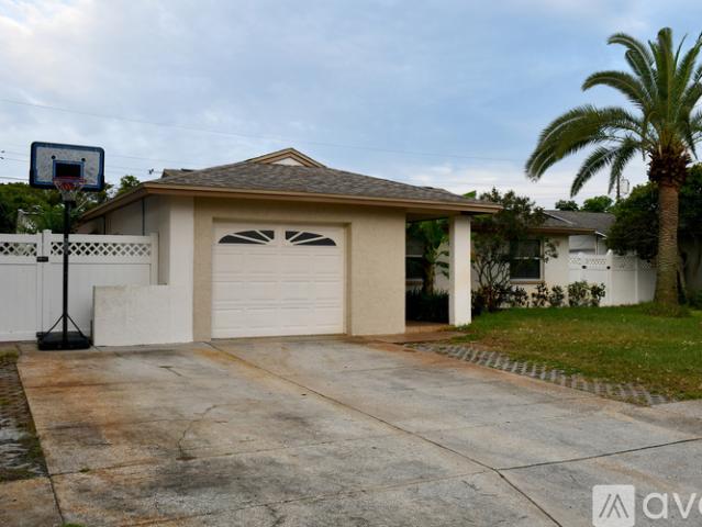3 BR, 2 BA Apartment 8261 129th Street North, Seminole, FL 33776