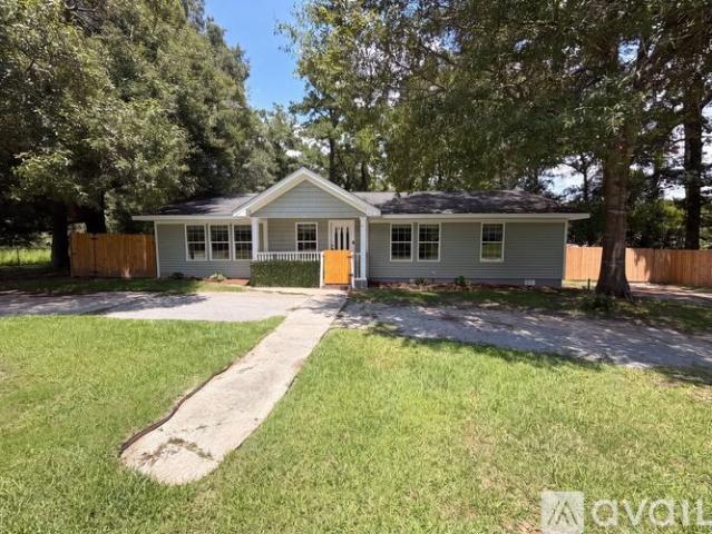 3 BR, 2 BA Apartment 828 W 2nd North St, Summerville, SC 29483