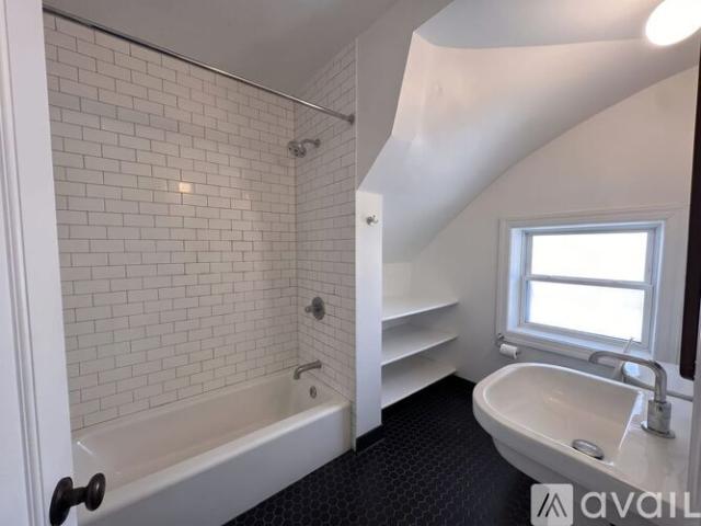 3 BR, 2 BA Apartment 834 W Waveland Ave, Unit Gdn, Chicago, IL 60613