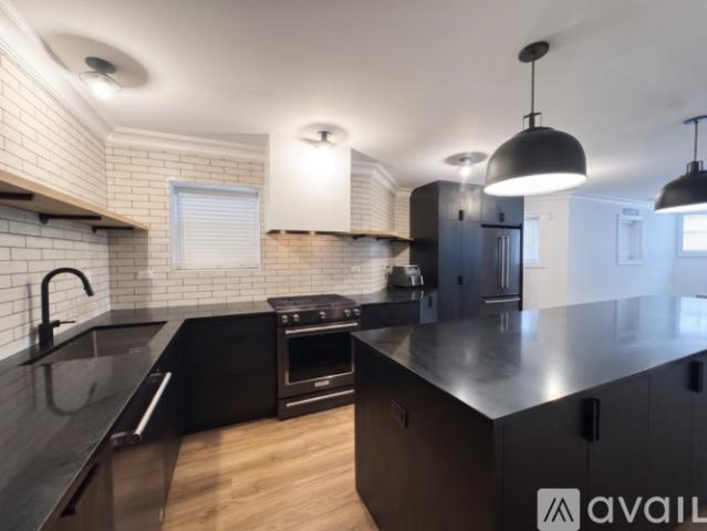 3 BR, 2 BA Apartment 834 W Waveland Ave, Unit GDN, Chicago, IL 60613