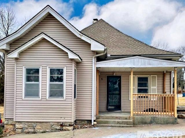 3 BR, 2 BA Apartment 8 W Brown St, Liberty, MO 64068