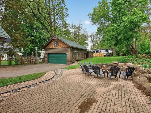 3 BR, 2 BA Apartment 944 Mahtomedi Ave, Mahtomedi, MN 55115