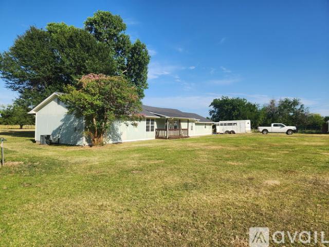 3 BR, 2 BA Apartment 9517 County Road 419, Grandview, TX 76050