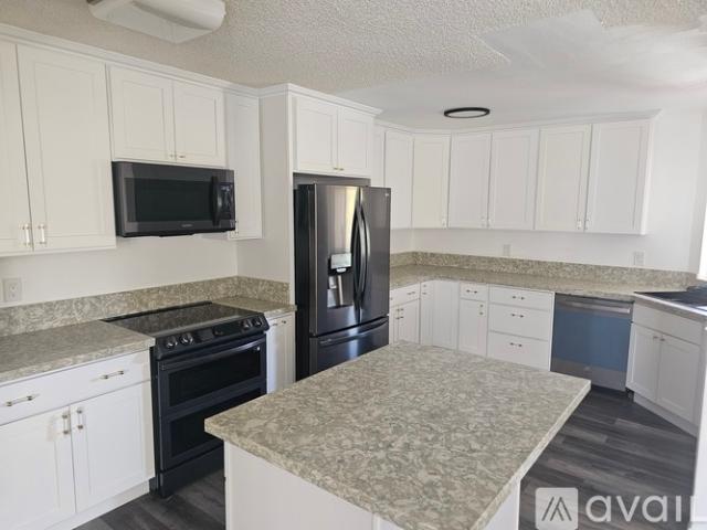 3 BR, 2 BA Apartment 98 943 Moanalua Road, Unit 1701, Aiea, HI 96701