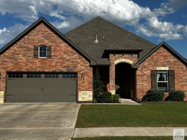 3 BR, 2 BA Apartment 923 Stonebridge Vlg Dr, Enid, OK 73703