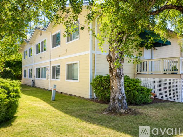3 BR, 2 BA Apartment 9200 Densmore Ave N, Unit 9200, Seattle, WA 98103