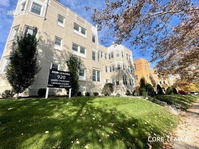 3 BR, 2 BA Apartment 920 Ward Pkwy, Kansas City, MO 64111
