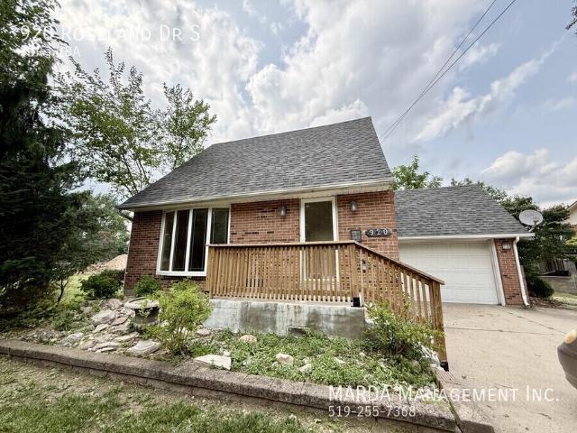 3 BR, 2 BA Apartment 920 Roseland Dr S, Windsor, ON N9G 1T8