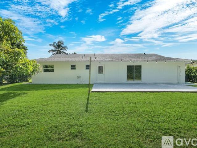 3 BR, 2 BA Apartment 939 Bluebird St, Naples, FL 34104