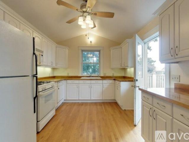 3 BR, 2 BA Apartment 9 Bedlow Ave, Unit 4, Newport, RI 02840