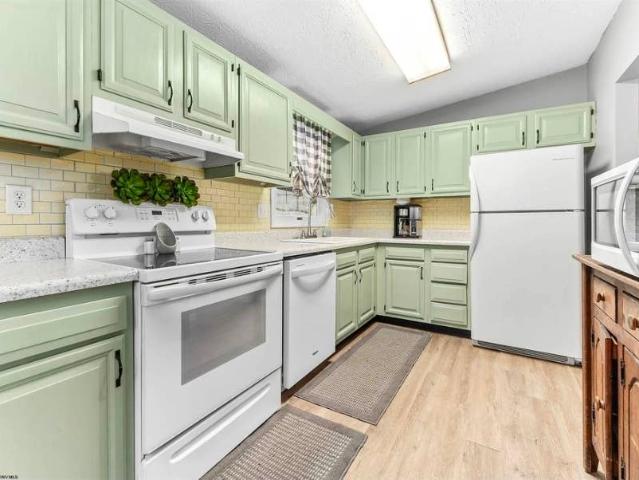 3 BR / 2 Ba house off Pierpont Ex