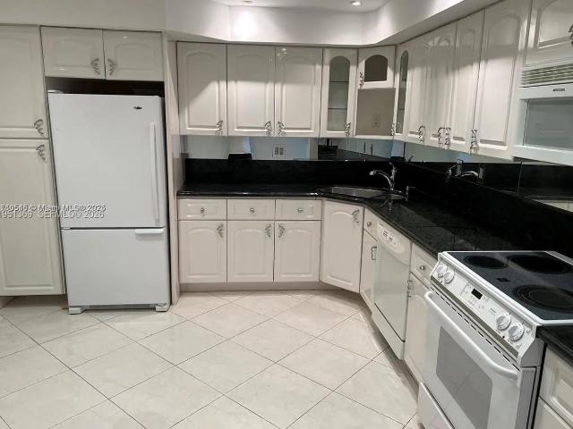 3 BR, 2 BA in The Olympus
