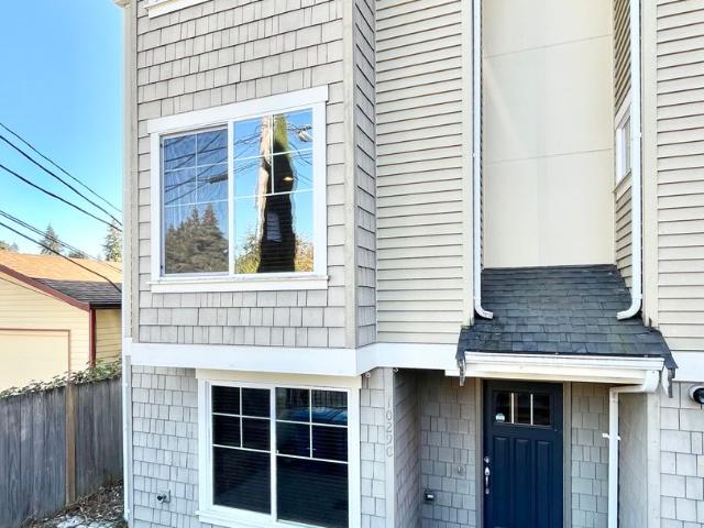 3 BR, 3.5 BA Apartment 1029 NE 123rd St, Seattle, WA 98125