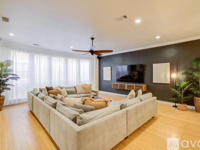 3 BR, 3.5 BA Apartment 3010 Chenevert St, Unit 3010, Houston, TX 77004