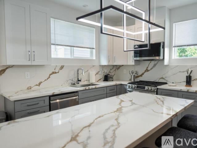 3 BR, 3.5 BA Apartment 4833 Riverton Ave, Los Angeles, CA 91601