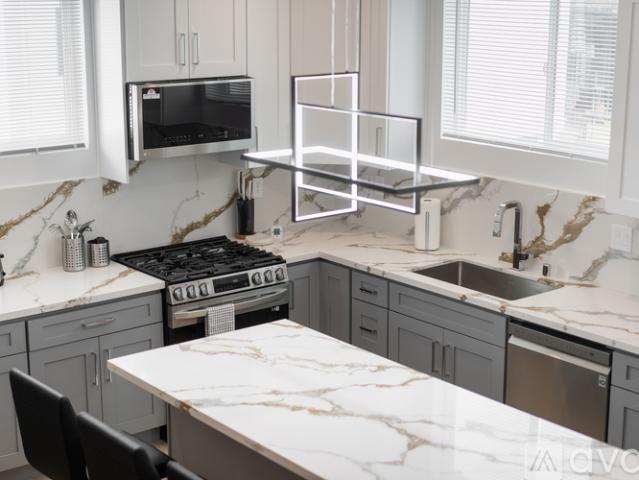 3 BR, 3.5 BA Apartment 4831 Riverton Ave, Los Angeles, CA 91601