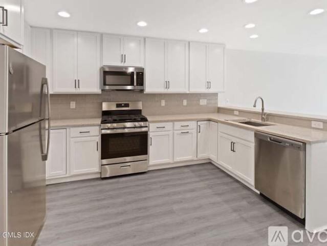 3 BR, 3.5 BA Apartment 4 Orchard St, Unit K, Greenwich, CT 06807