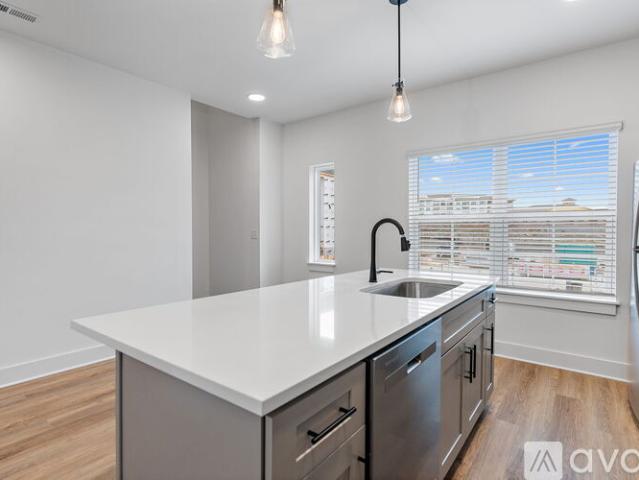 3 BR, 3.5 BA Apartment 700 North Dupont Avenue, Unit 323, Nashville, TN 37115