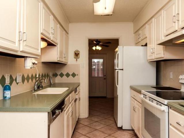 3 Br, 3 bath, Townhouse 1305 Country Place Drive