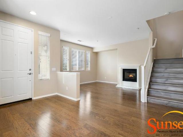 3 Br, 3 bath, Townhouse/Brownstone/RowHouse 10423 Whitcomb Way