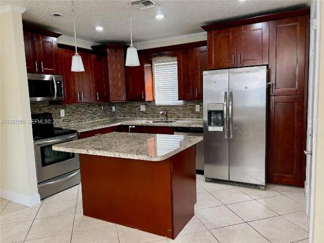3 Br, 3 bath, Townhouse/Brownstone/RowHouse 10560 NW 57th Court