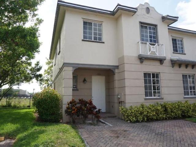 3 Br, 3 bath, Townhouse/Brownstone/RowHouse 1001 Lucaya Dr