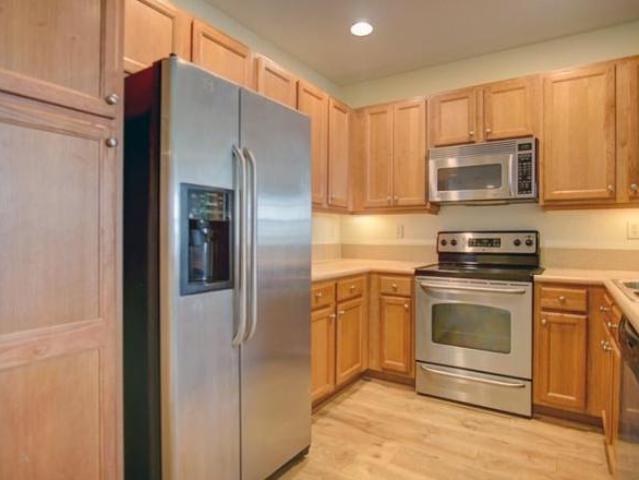 3 Br, 3 bath, Townhouse/Brownstone/RowHouse 1020 E Longport Circle