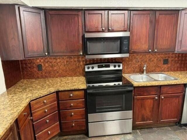 3 Br, 3 bath, Townhouse/Brownstone/RowHouse 103 NE 28th Street