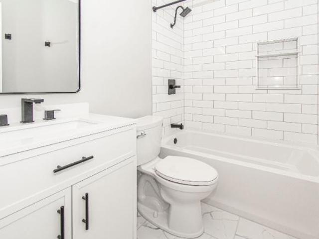 3 Br, 3 bath, Townhouse/Brownstone/RowHouse 118 Camelot Ct