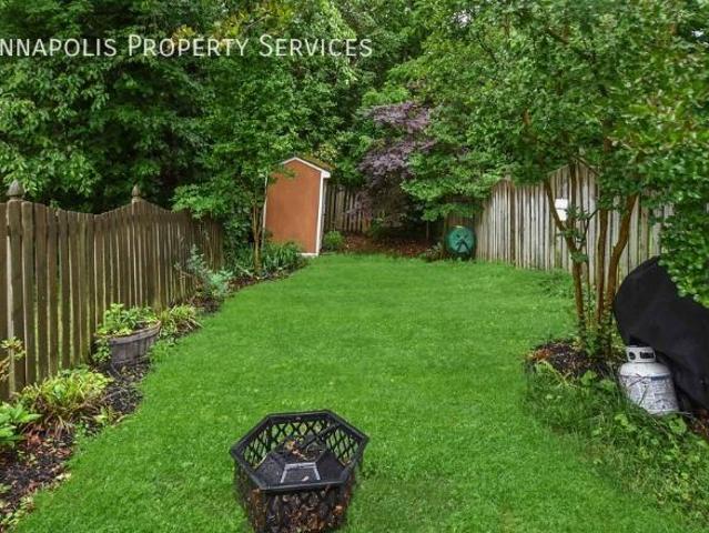 3 Br, 3 bath, Townhouse/Brownstone/RowHouse 1110 Commanders Way South