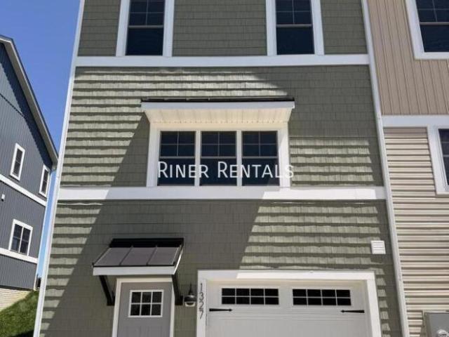 3 Br, 3 bath, Townhouse/Brownstone/RowHouse 1327 Derby Dr