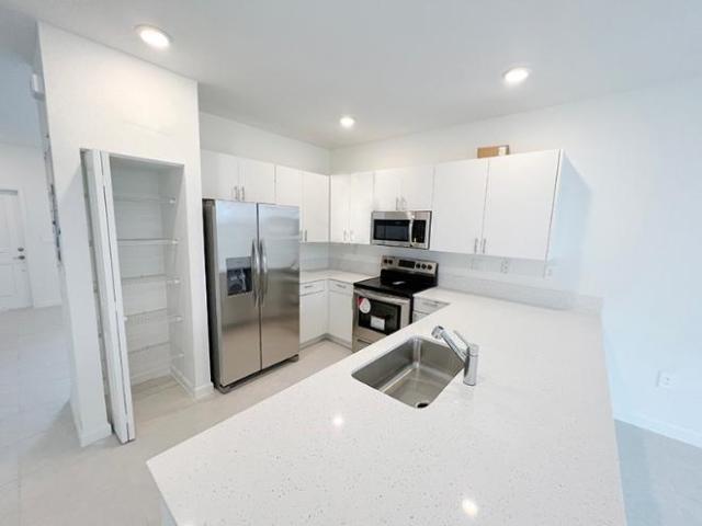 3 Br, 3 bath, Townhouse/Brownstone/RowHouse 13302 Southwest 286th Street