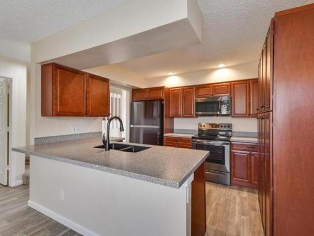 3 Br, 3 bath, Townhouse/Brownstone/RowHouse 1475 Lake Mango Way