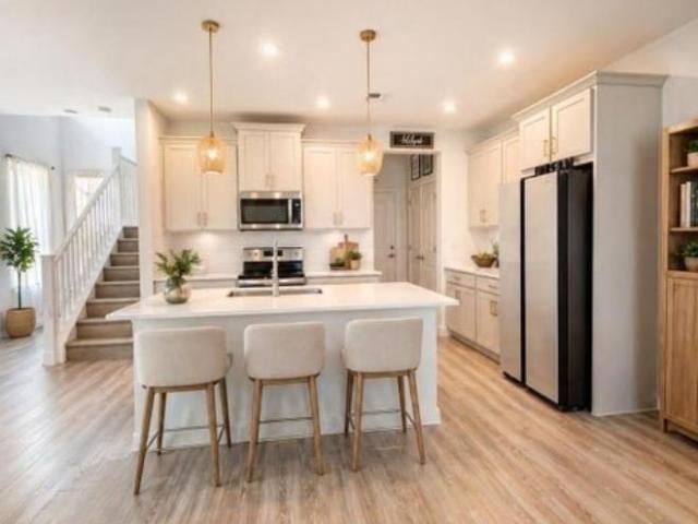 3 Br, 3 bath, Townhouse/Brownstone/RowHouse 14162 SW Thorens Drive