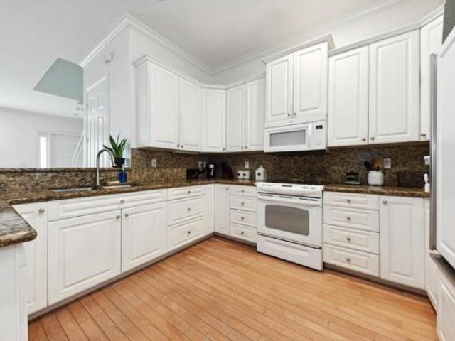 3 Br, 3 bath, Townhouse/Brownstone/RowHouse 1416 NE 4th Court