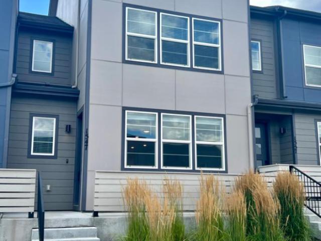 3 Br, 3 bath, Townhouse/Brownstone/RowHouse 1547 Blue Sapphire View