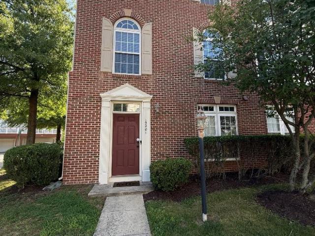 3 Br, 3 bath, Townhouse/Brownstone/RowHouse 15201 Torbay Way