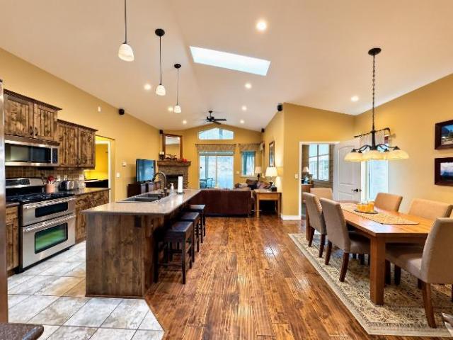 3 Br, 3 bath, Townhouse/Brownstone/RowHouse 153 Oakmont Loop