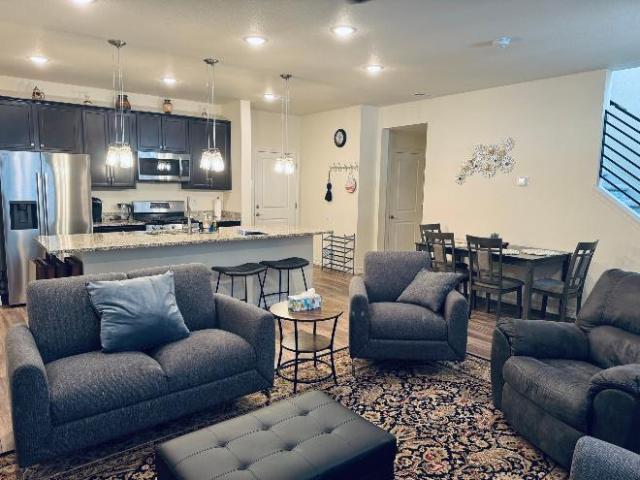 3 Br, 3 bath, Townhouse/Brownstone/RowHouse 16761 East 119th Way
