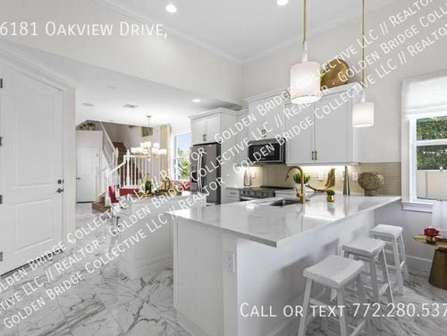 3 Br, 3 bath, Townhouse/Brownstone/RowHouse 16181 Oakview Drive